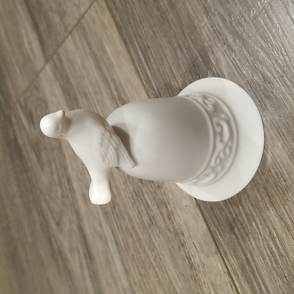 Avon | Accents | Vintage Avon Porcelain Bell Wdove 981 Tapestry ...